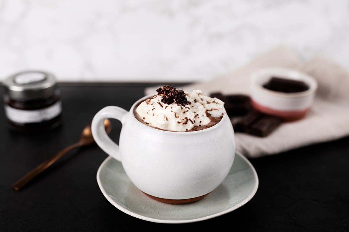 Chocolate caliente al punto de sal con esferas de chocolate