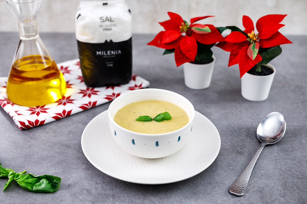 Crema de calabacín y langostinos con sal de cocina fina Milenia